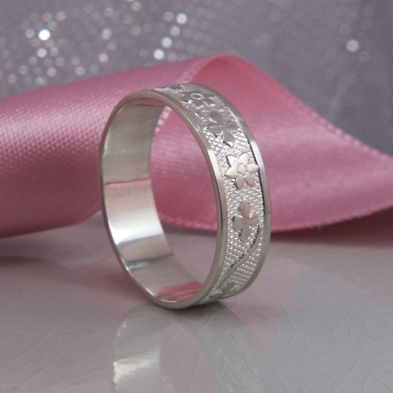 Schmuck individuell - Charakterstarke Ringe mit besonderen Oberflächen ...